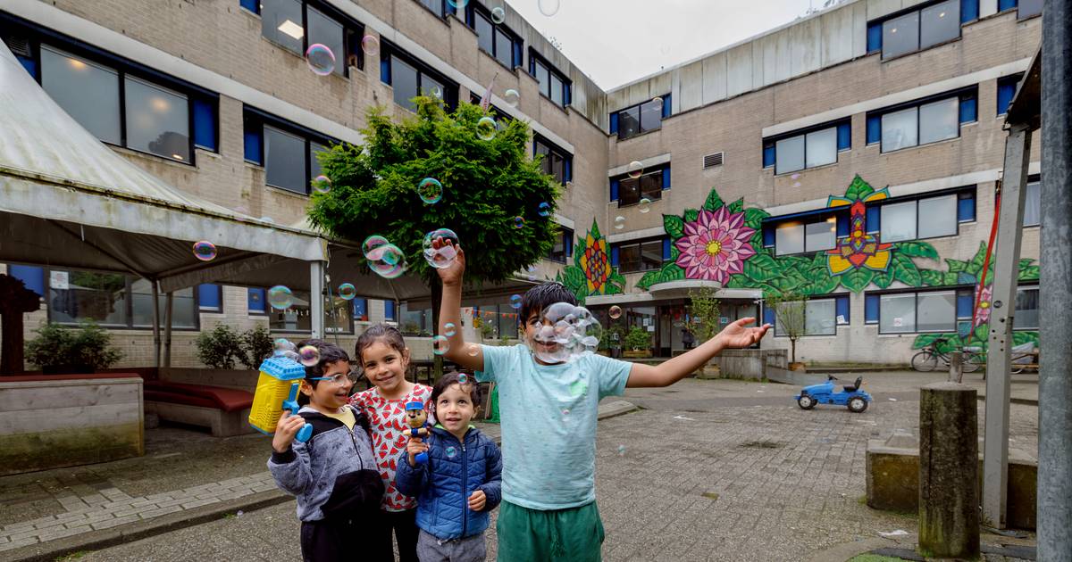 Omwonenden opvangcentrum betreuren vertrek asielzoekers: ‘Het geheim ...