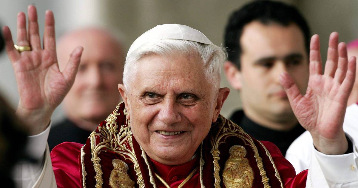 PORTRET. Ex-paus Benedictus XVI: opperpriester met rode schoentjes en ...