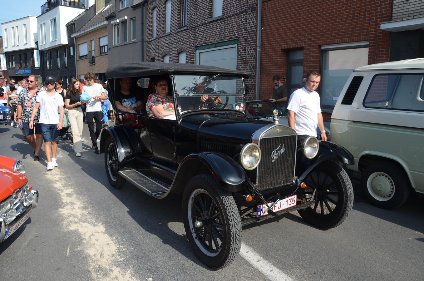 Tiende Cars 'n Coffee met meer dan 800 wagens alweer recordeditie | Foto | hln.be
