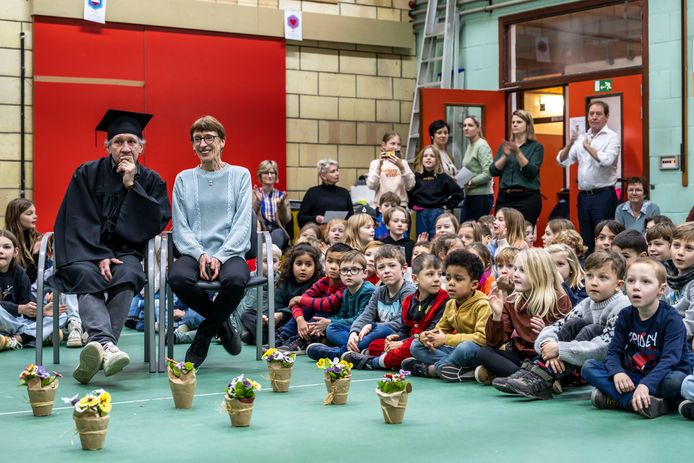 VLEK-school zwaait meester Patrick uit: pensioen wenkt na loopbaan van ...