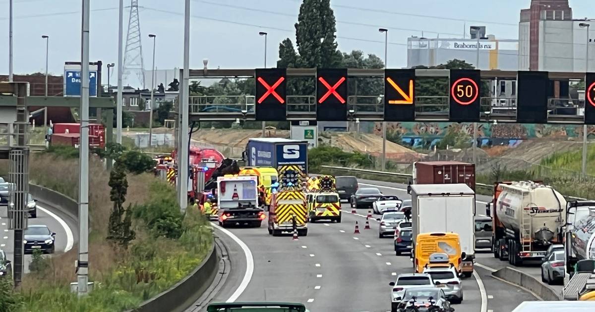 Rijbaan vrijgemaakt op Antwerpse Ring richting Nederland na ongeval ter ...