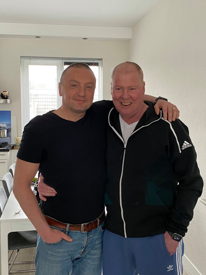 Broederliefde: Jan Willem scheert zijn hoofd kaal uit solidariteit met ...