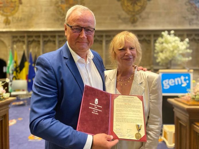 Alain Remue krijgt Medaille van Erkentelijkheid van Opperdekenij Stad Gent: “Hij is niet alleen ...