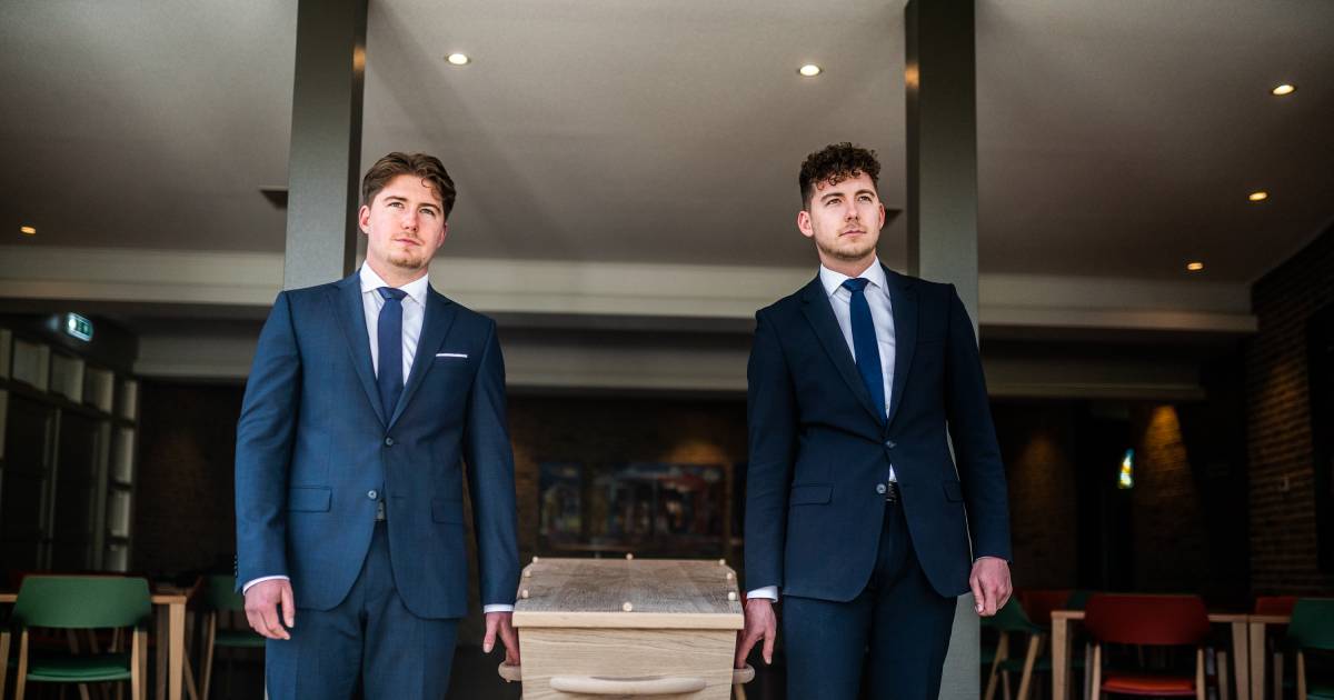 Uitvaartondernemers Max en Simon (23) waren in rouw terwijl ze de uitvaart van hun vader moesten ...