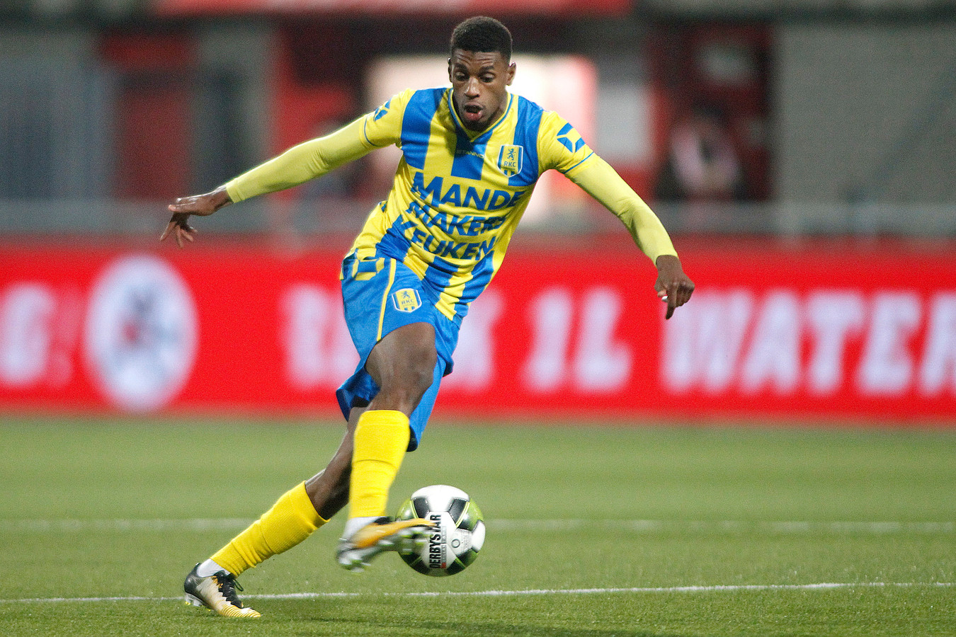 Seedorf ontsnapt op Comoren aan blamage: RKC'er Bakari geniet met volle ...