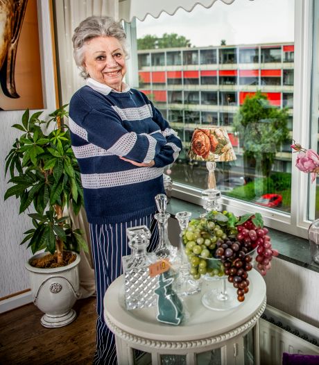 Corrie van Gorp (75) in tranen tijdens eerbetoon in Oude Luxor Theater ...