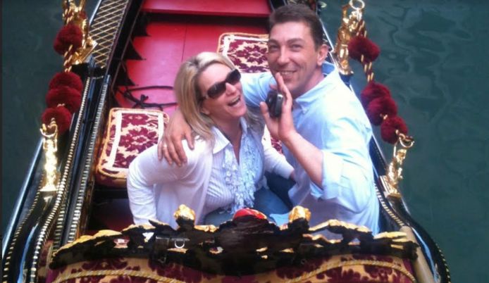 Pascal werkte zijn vrouw tegen de grond en drukte zijn handen om haar ...