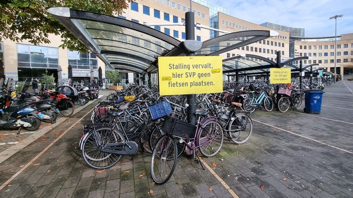 Borden op stationsplein Amersfoort wijzen op begin van metamorfose: ‘Stalling vervalt, hier geen ...