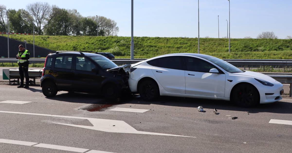 Gewonde bij kop-staartbotsing op de A59 bij Waalwijk | Brabant | gelderlander.nl