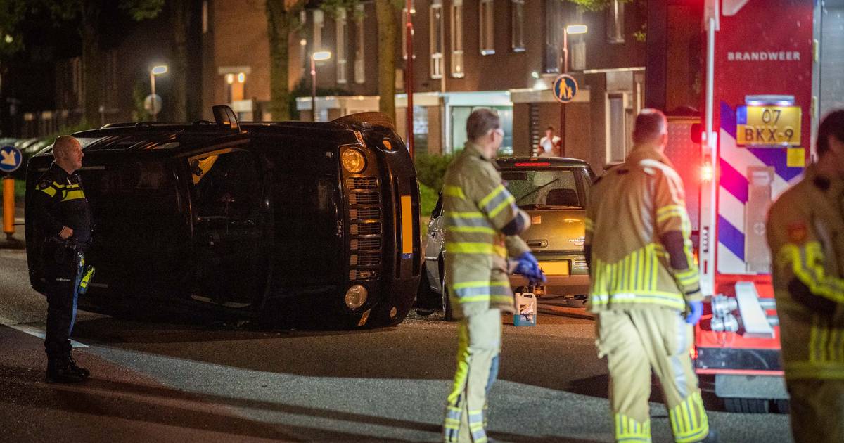 Auto kantelt na ongeval bij zebrapad: bestuurder door brandweerlieden uit benarde positie ...