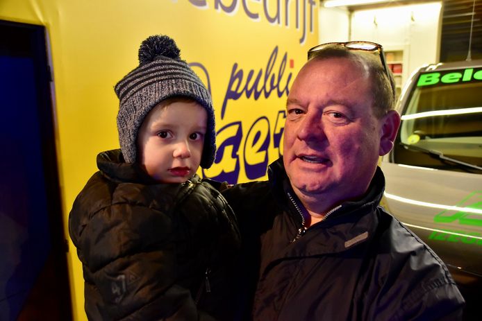 VIDEO: Hevige brand legt rijwoning in de as: drie kinderen kunnen nipt ...