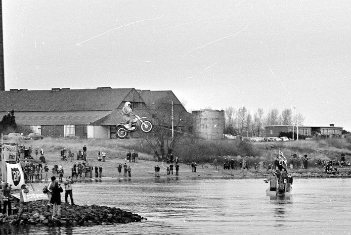 Dze stuntrijder wilde met zijn motor over de Waal springen; het maakte ...