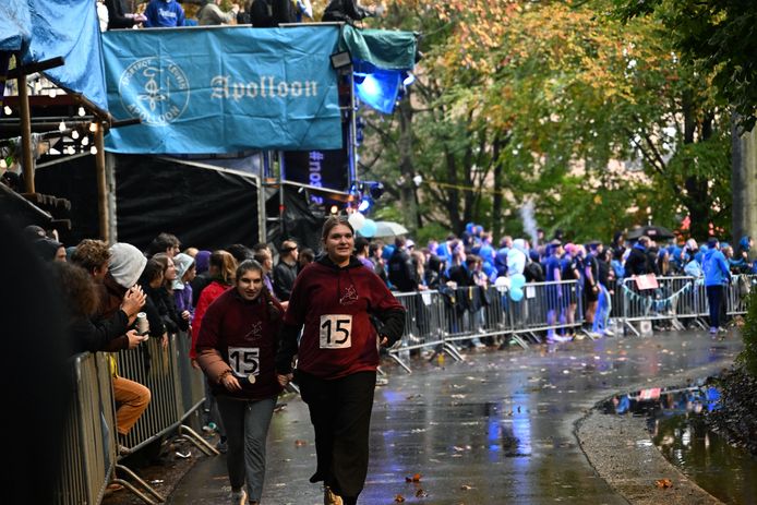 IN BEELD. Kletsnat weer kan plezier op 24-urenloop niet vergallen: “De verzuring is ingetreden ...