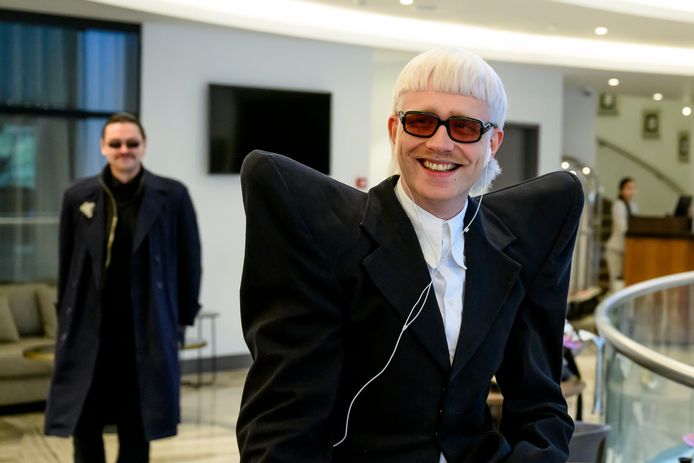 Joost Klein met twintig koffers op weg naar het songfestival | Show | bd.nl