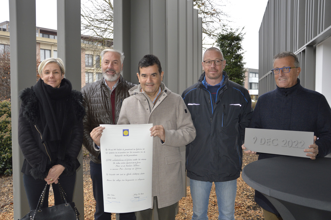 Zonhoven huldigt gerenoveerd gemeentehuis in met nieuwe datumsteen ...