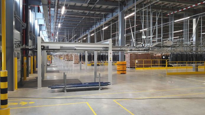 Een kijkje in het net geopende distributiecentrum van Primark ...
