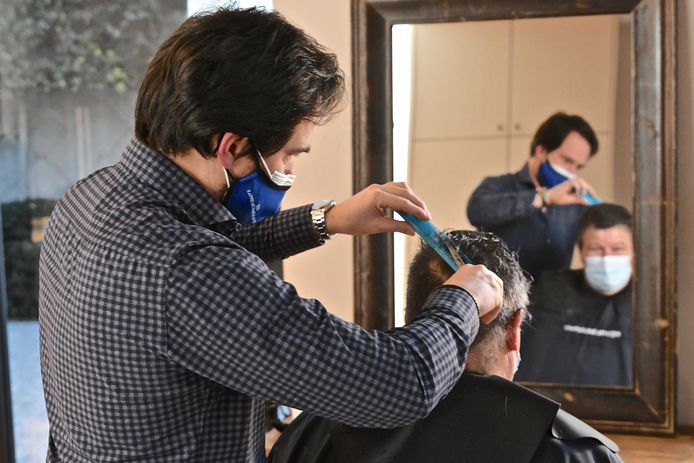 Kapper-burgemeester Francesco Vanderjeugd ontvangt schepen Geert ...