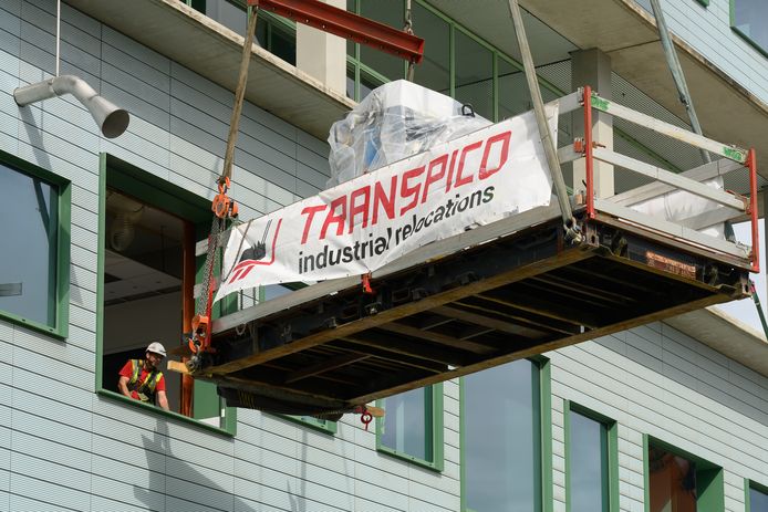 MRI-scanner van 6 ton wordt geleverd door raam van ZNA Cadix ...