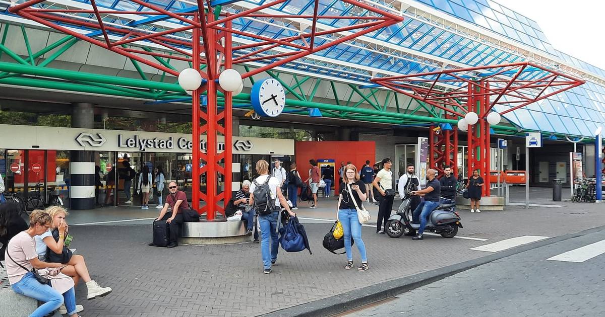 Het glazen station van Lelystad straks een rijksmonument? ‘Zelfs de NS ...