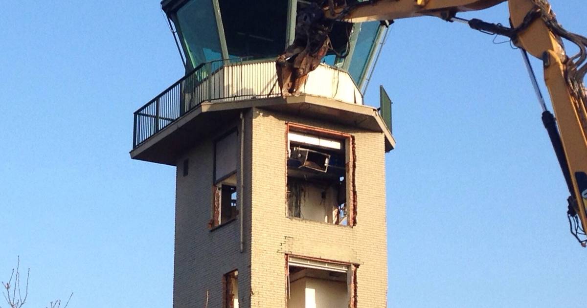 Vliegbasis Volkel sloopt 62 jaar oude luchtverkeerstoren | Uden | bd.nl