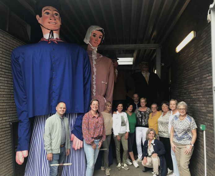 Reuzen worden in nieuwe kleren gestoken voor optocht | Lanaken | hln.be