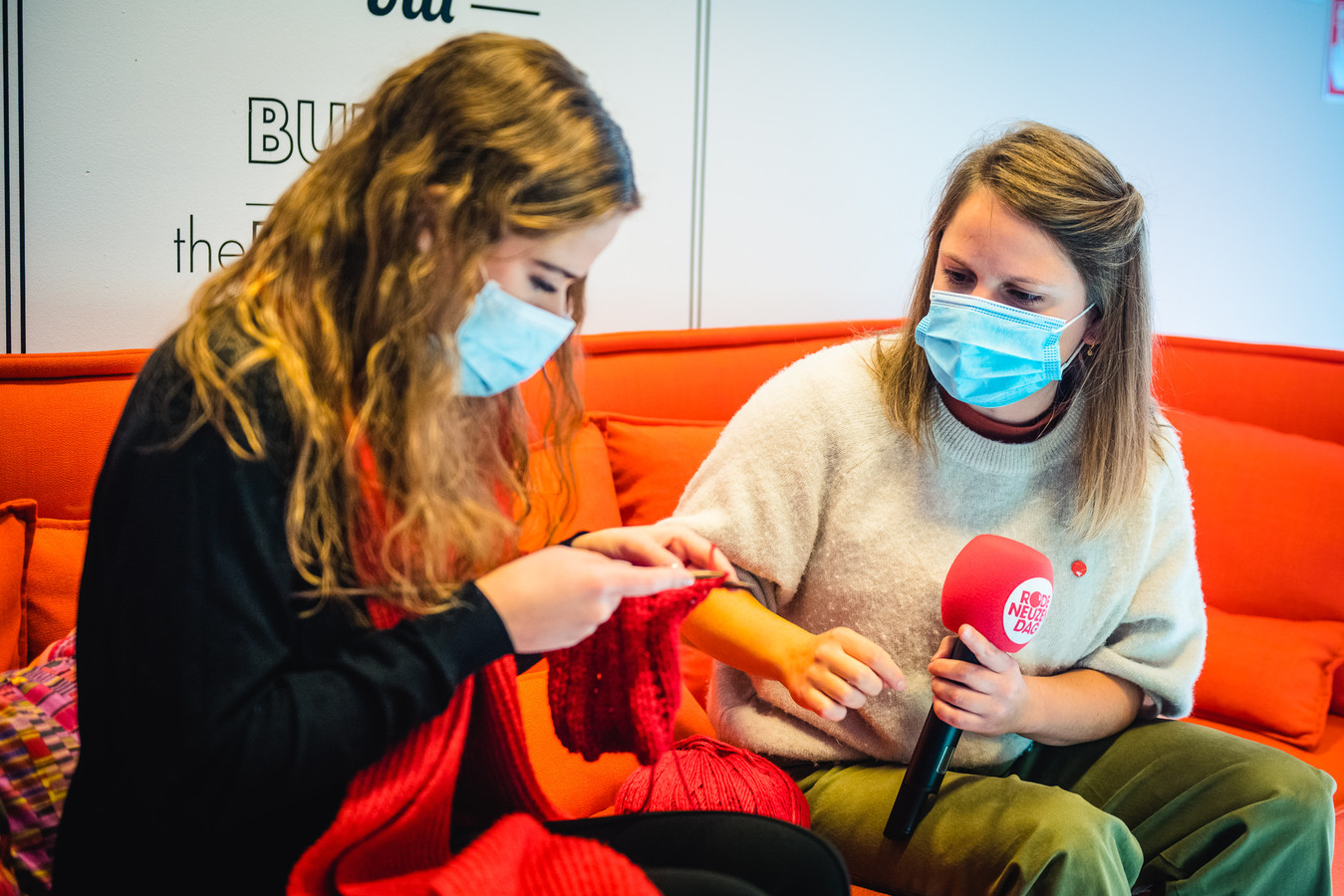 Laura Tesoro gaat voor Rode Neuzen Dag op bezoek bij Veritas (en leert ...