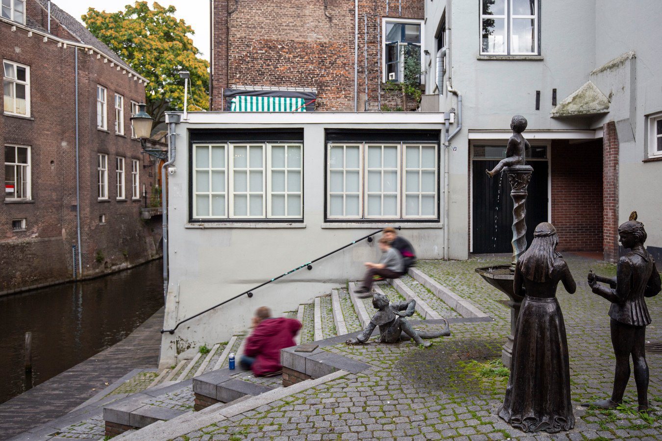 Herman Moerkerkplein is ‘overgenomen door hangjongeren, alcoholisten en ...