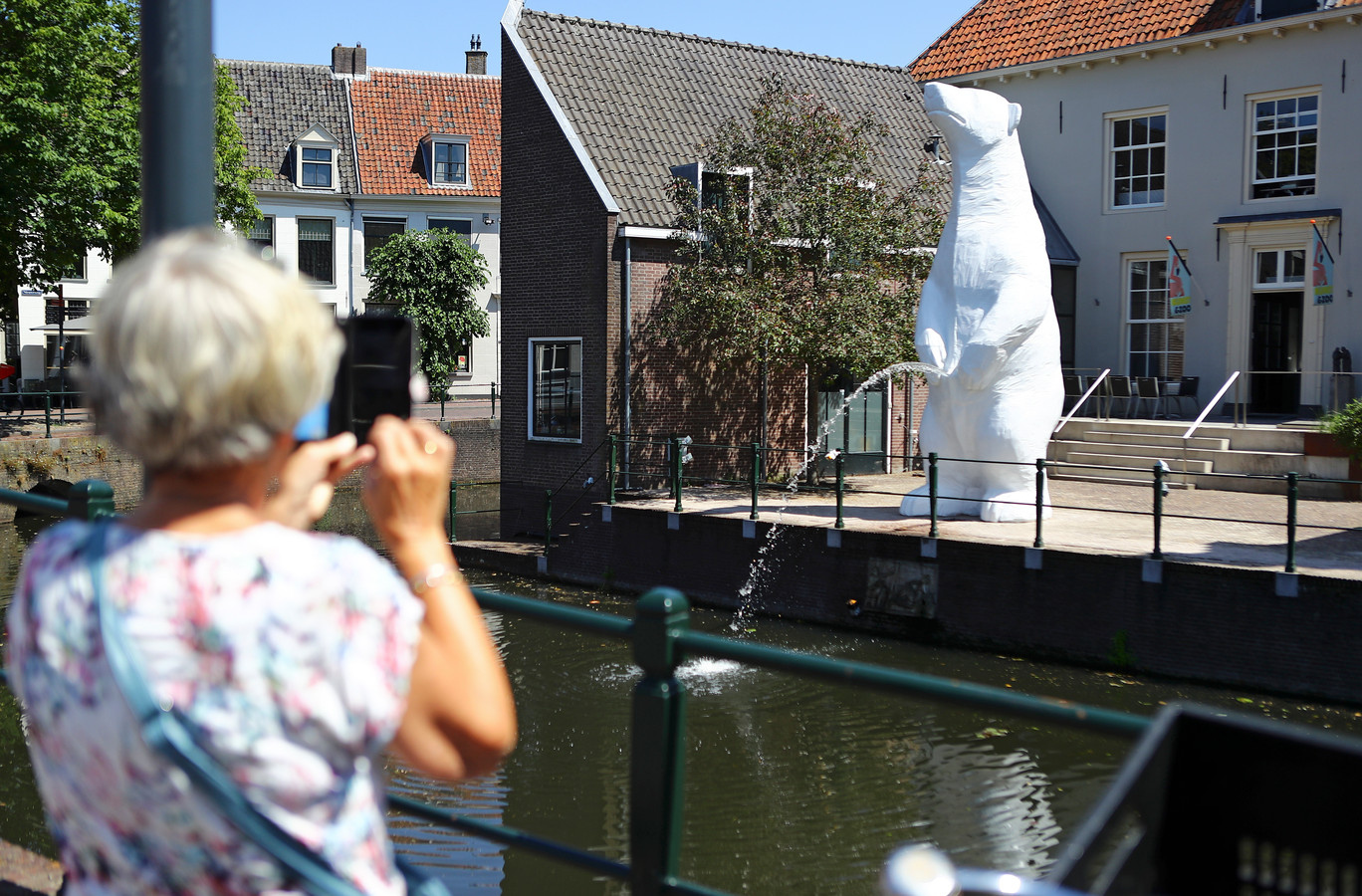 ‘Pissende ijsbeer’ werd met gelach ontvangen, maar bleek immens succes ...