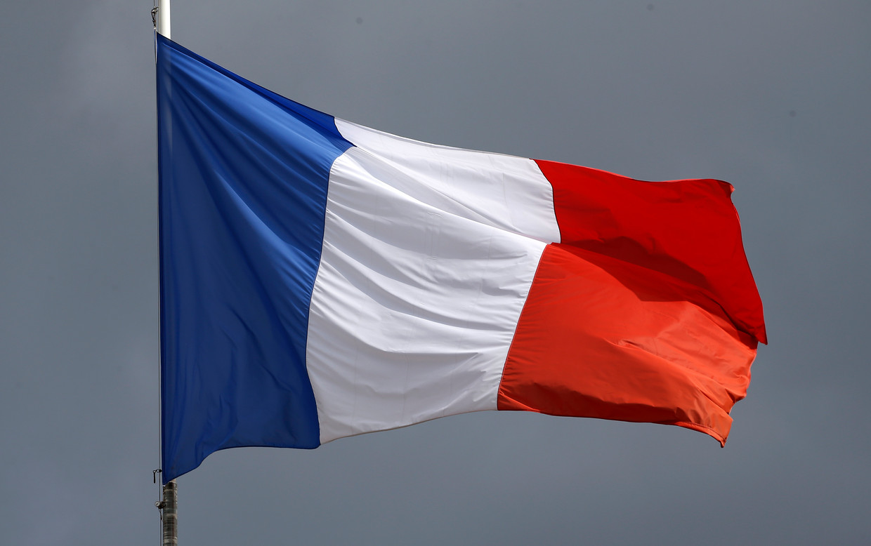 Macron liet blauw in Franse vlag stiekem aanpassen: ‘eleganter’
