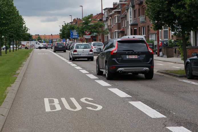 Busstrook mag gebruikt worden om voor te sorteren | Sint-Pieters-Leeuw ...