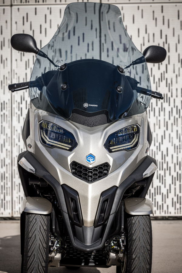 Onze motorexpert testte de Piaggio MP3 en somt de voor- en nadelen op ...