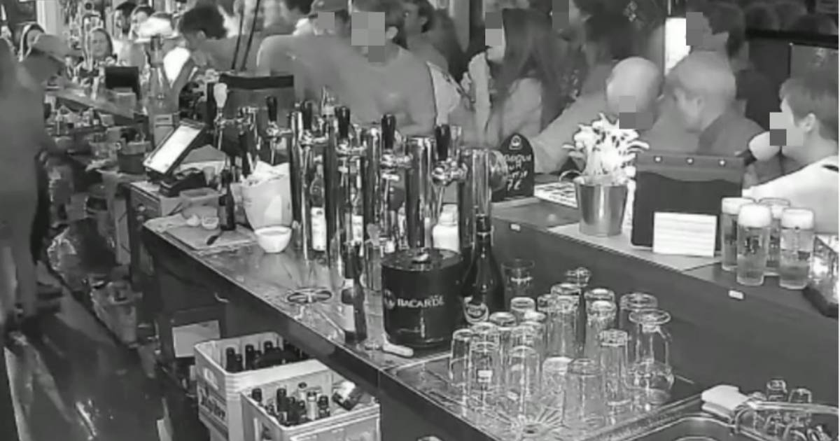Beelden tonen hoe klant goudvissen opdrinkt in vol café in Oostende ...