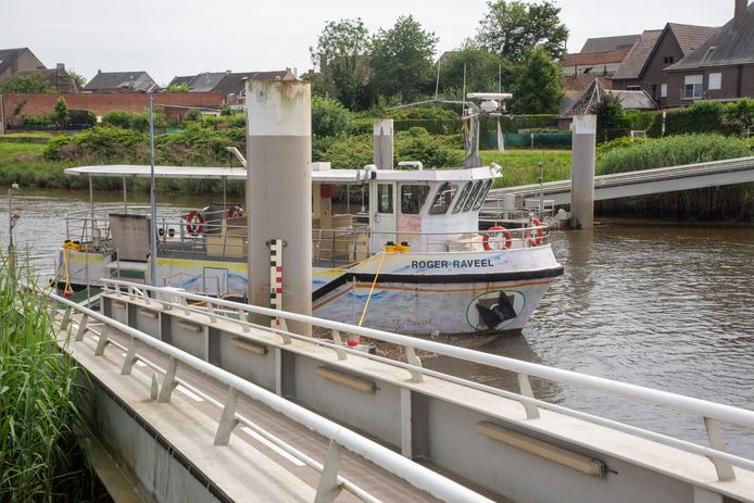 Nu ook veerdienst op woensdag aan den Aard en zoektocht schippers gaat ...