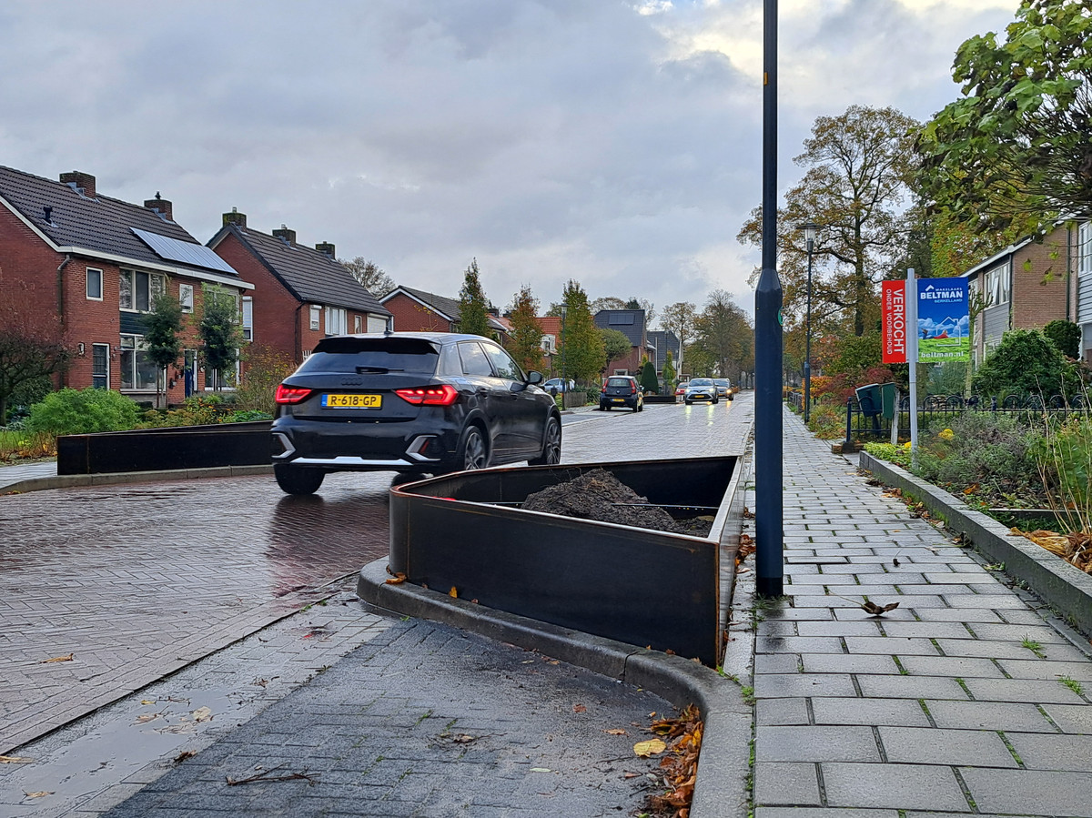 ‘Gewapend’ slalomparcours in Haarlo is riskant in het donker | Foto | AD.nl