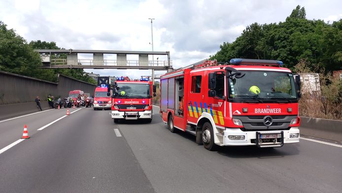 E313 versperd richting Luik vanaf Antwerpen-Oost door glas op rijbaan ...