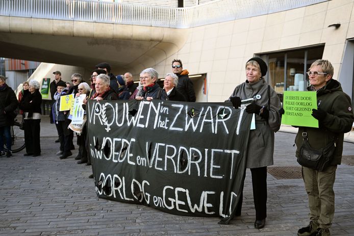 Vredesbeweging en stad Leuven onthullen standbeeld van de Onbekende ...