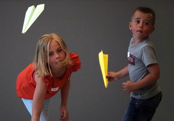 Inzet troef tijdens kampioenschap papieren vliegtuigjes gooien: de ...