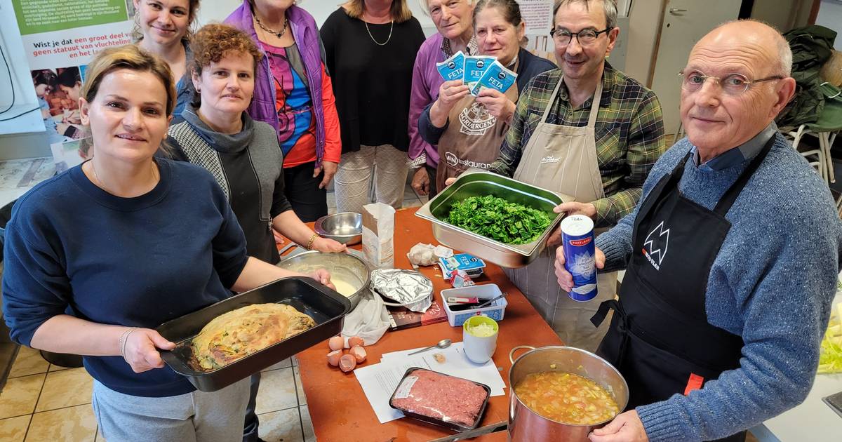 Senioren roeren samen met Albanese asielzoekers in de potten: “Eten ...