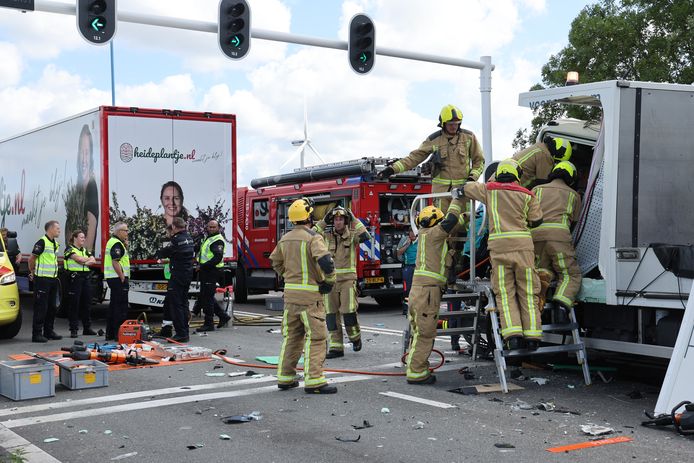 Chauffeur zwaargewond bij botsing tussen twee vrachtwagens op de A12 | Zoetermeer | AD.nl