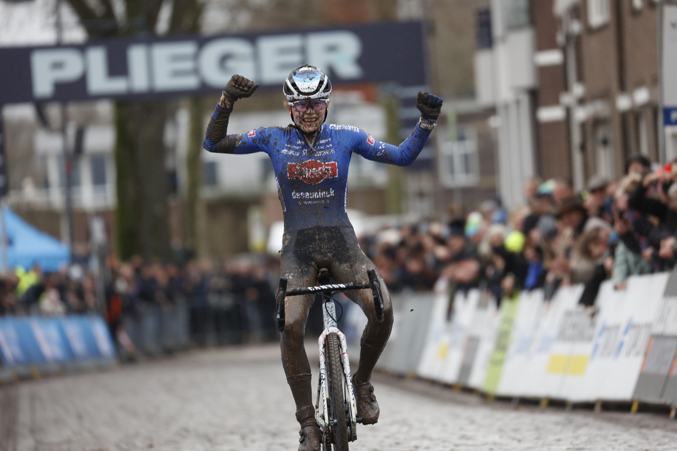 Lars van der Haar en Puck Pieterse winnen in modderpoel van Zaltbommel ...