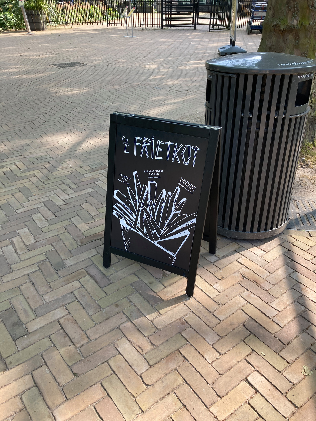 De frietpatatjes van ’t Frietkot in Artis (en het uitzicht op de ...