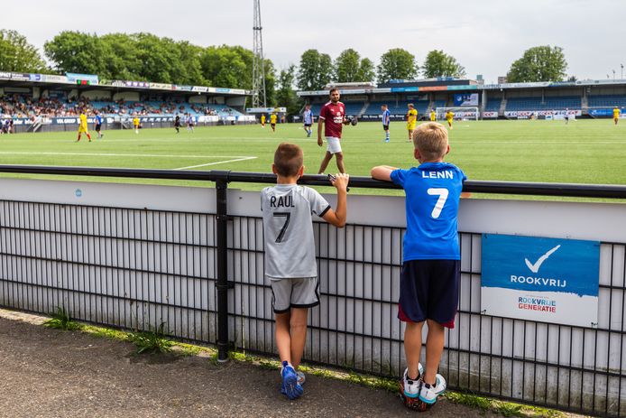 Twee uur reizen om je favoriete influencer te zien voetballen: ‘Heeft ...