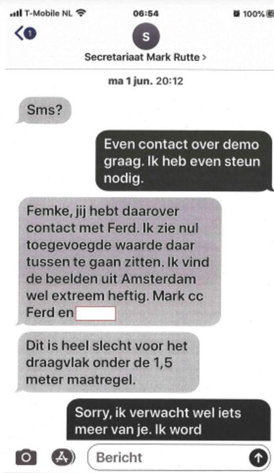 Rutte ‘liegt niet’, maar hij moet toch nog eens zijn sms-archief in ...