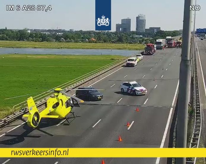 Man (26) zwaargewond na ernstig ongeluk op A28 bij Zwolle, weg ...