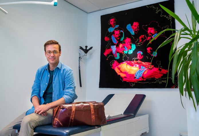 Sebastiaan is overdag huisarts en staat ‘s avonds op toneel: ‘Ook als ...