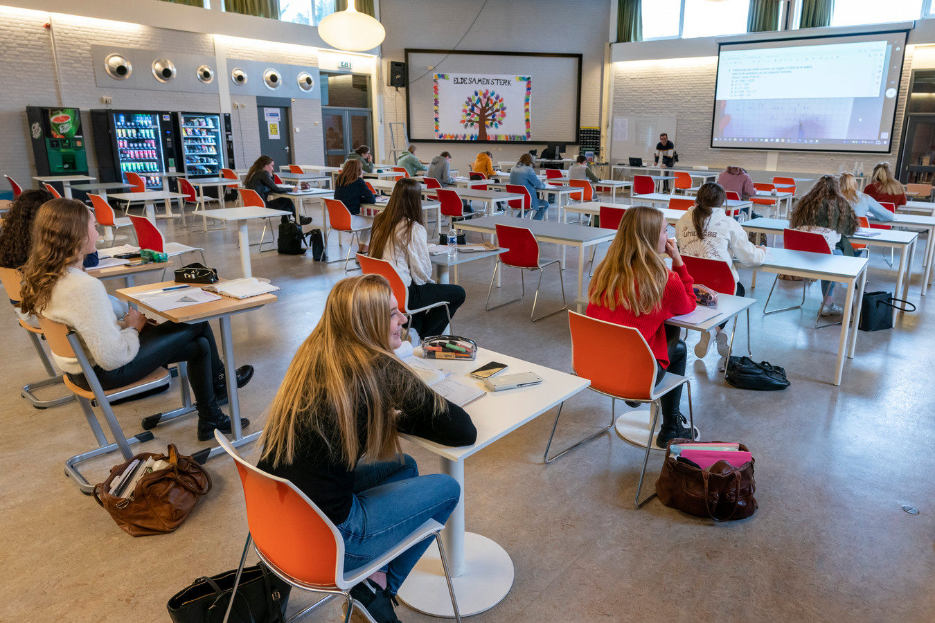 Deze examenleerlingen sluiten het echt samen af in Schijndel | Foto | ed.nl