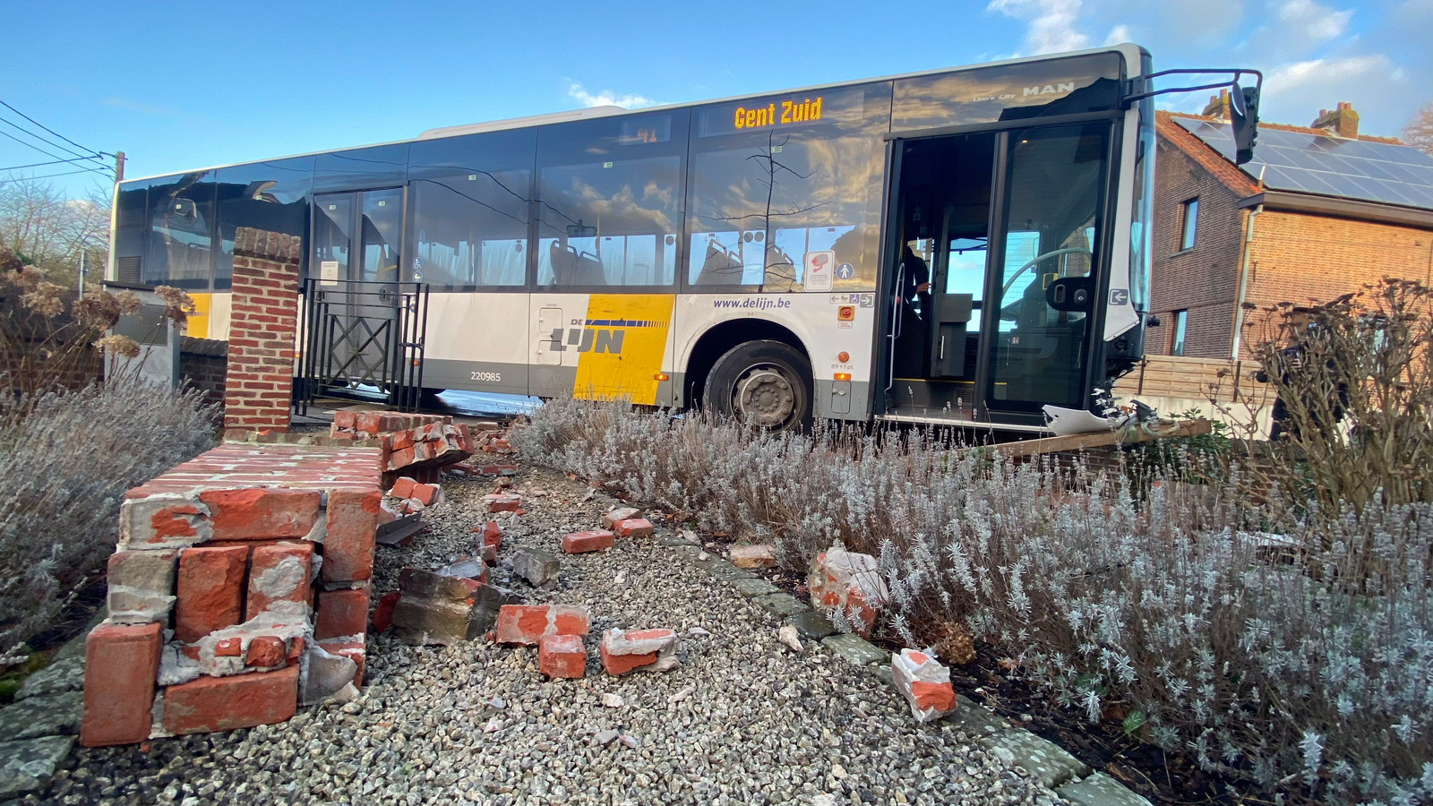 Un bus De Lijn dérape et finit sa route dans un jardin | Foto | 7sur7.be