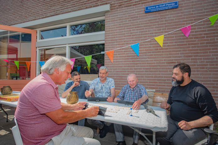 Bertus (91) is de trouwste bezoeker van oudste Nederlandse buurthuis ...