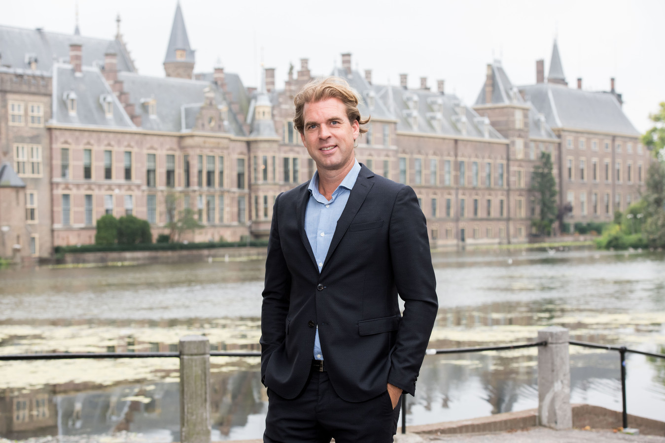 Rutger Castricum rijdt met lokale politici rond in De Hofkar | Foto | AD.nl Rutger Castricum rijdt met lokale politici rond in De Hofkar | Foto | AD.nl