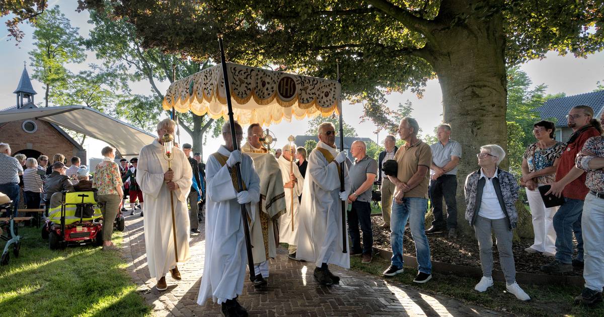 Elshout sluit meimaand traditioneel af met processie naar Mariakapel ...